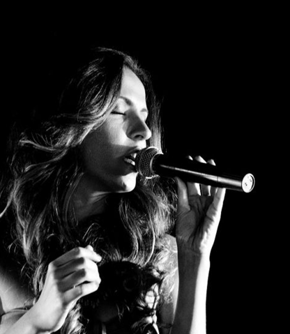 Booking | Carol Curry - Oficial